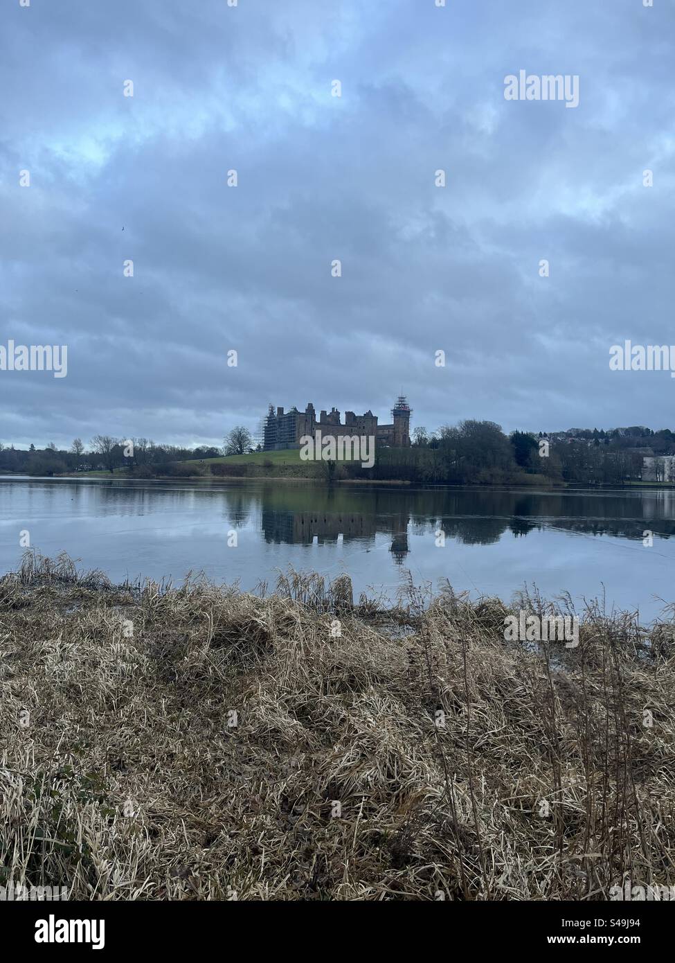 Linlithgow palace loch hi-res stock photography and images - Alamy