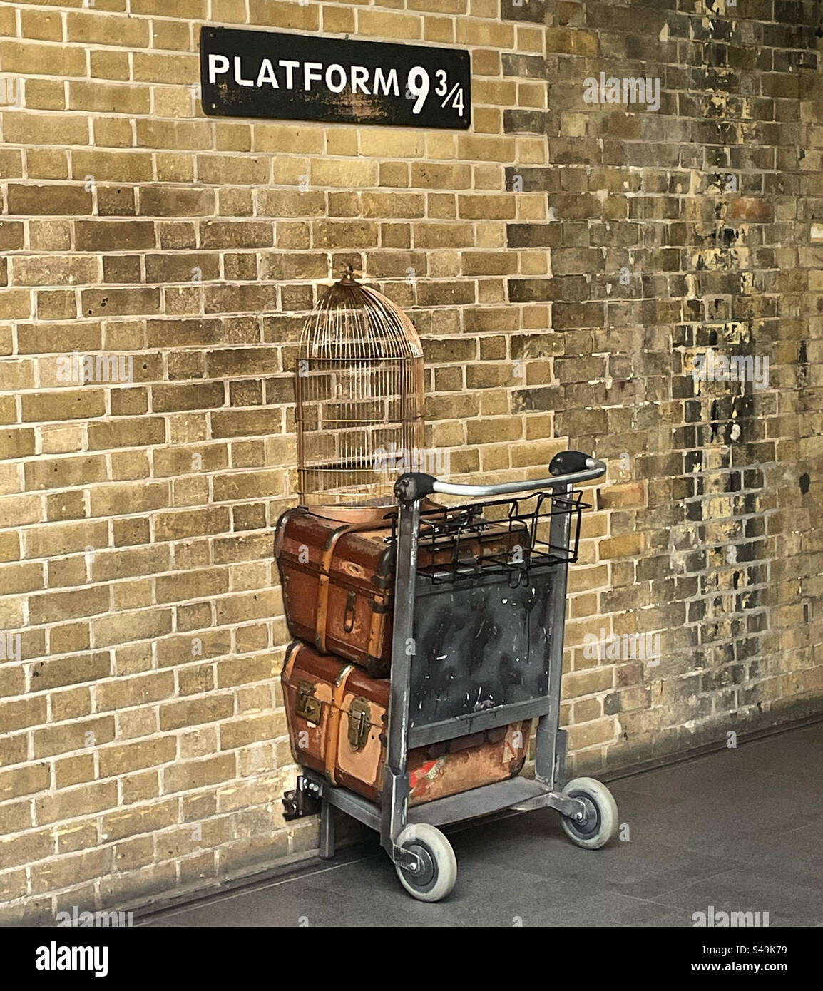 Harry potter london platform hi-res stock photography and images - Alamy