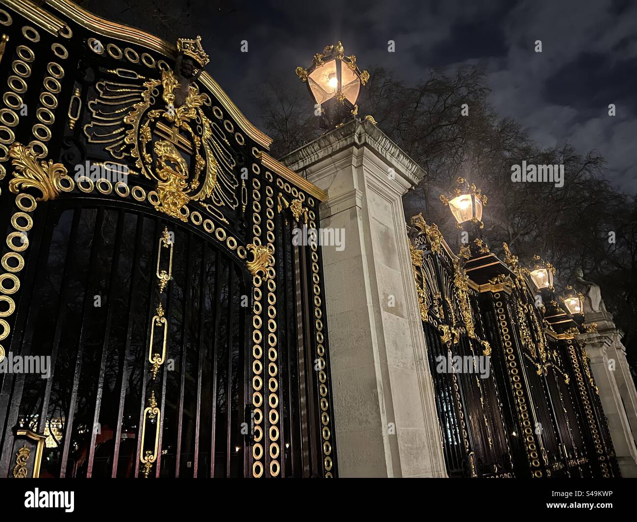 London’s Buckingham Palace Gates at Night Stock Photo - Alamy