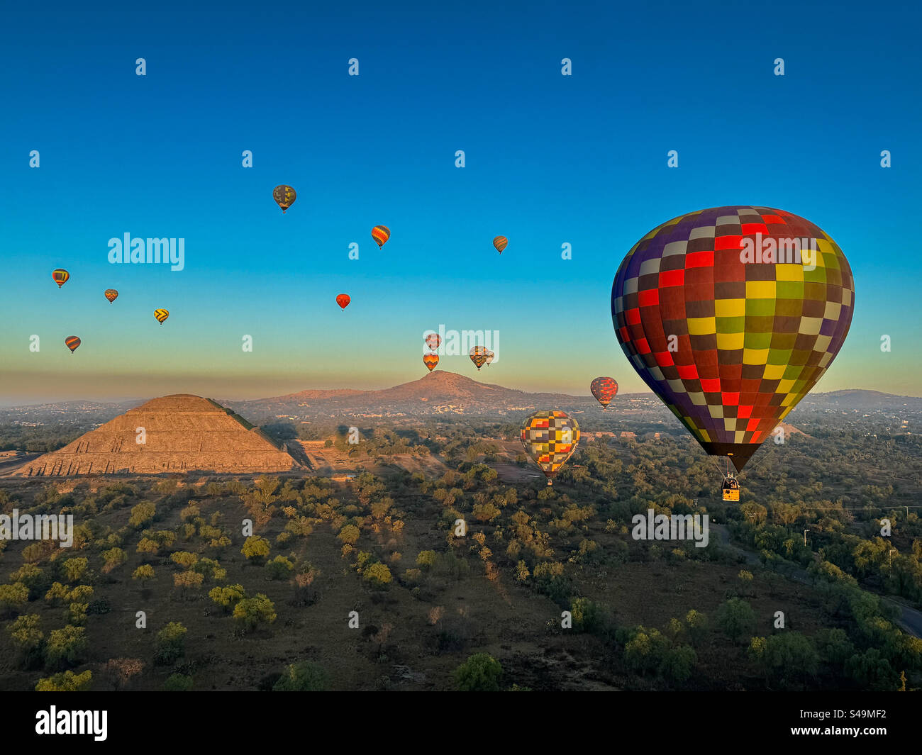 Flying pyramid hi-res stock photography and images - Alamy