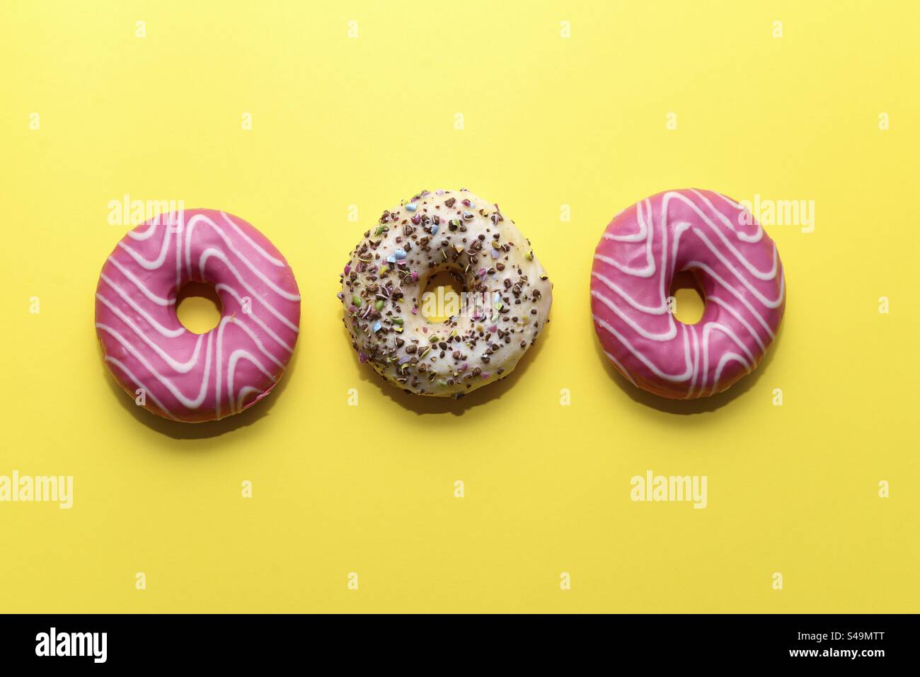 Yellow donuts hi-res stock photography and images - Alamy