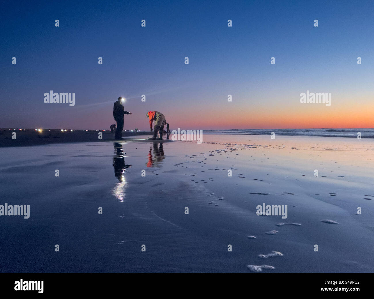 Two people on beach at sunset hi-res stock photography and images - Alamy