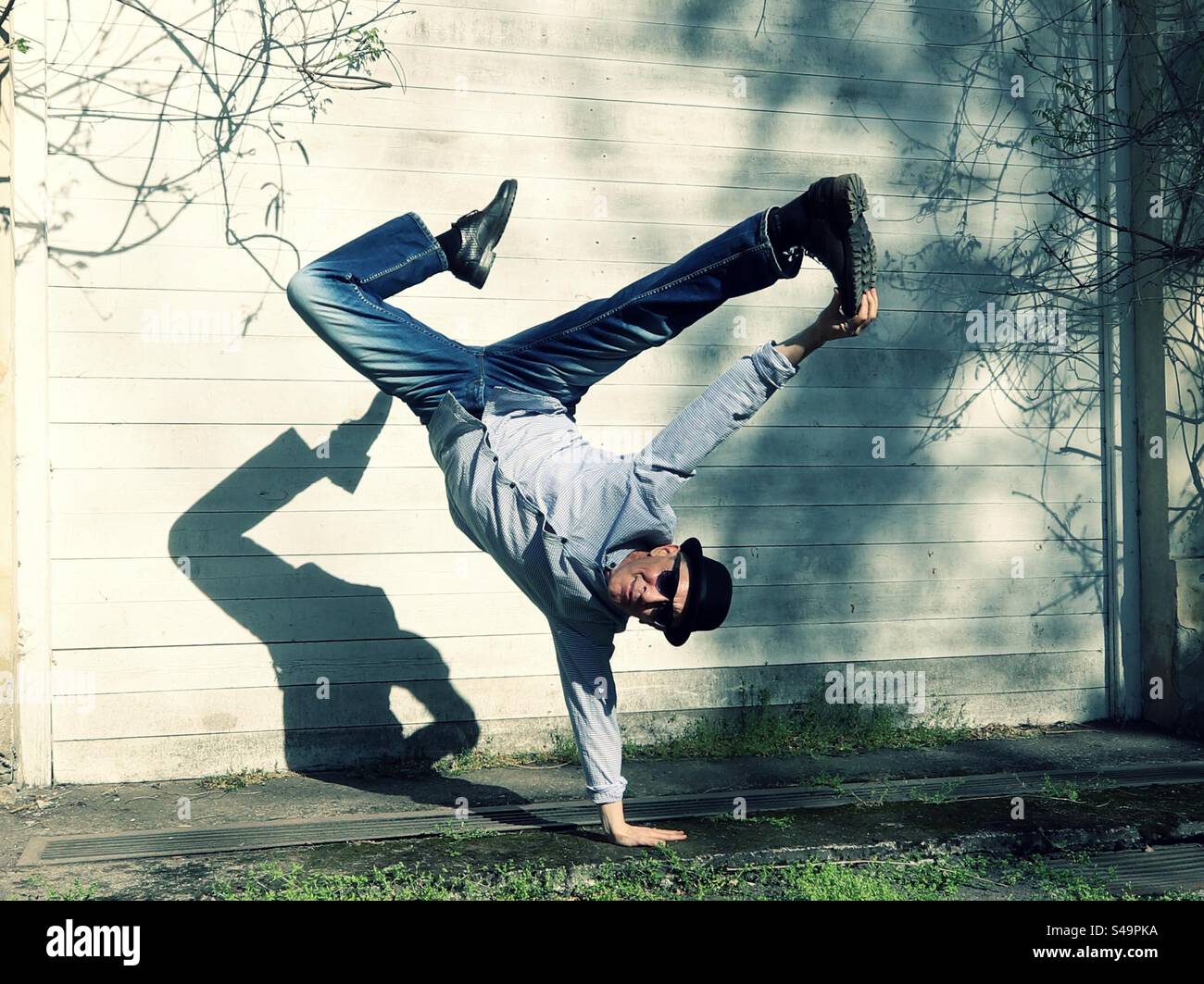 guy in hat in breakdance position Stock Photo - Alamy