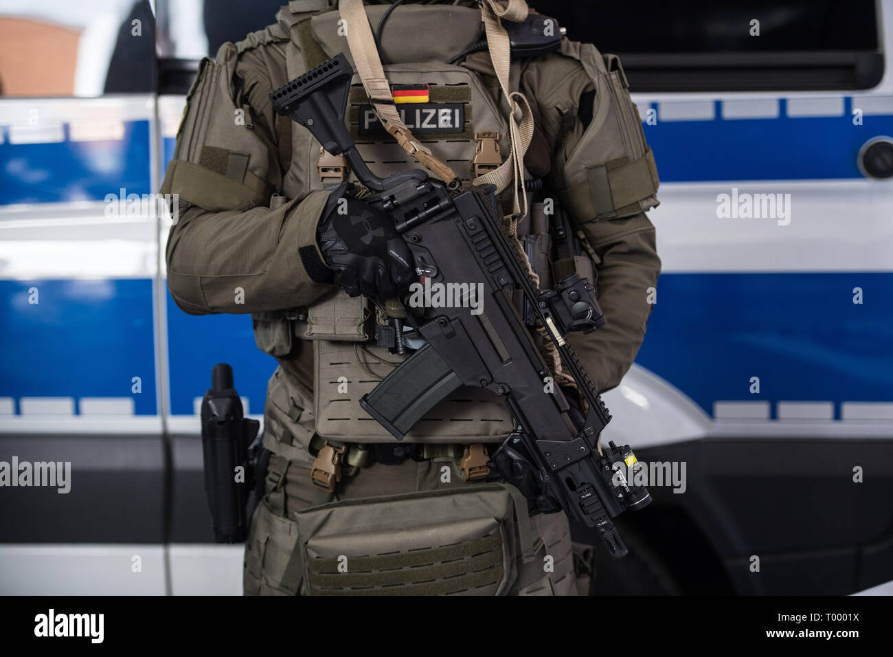 Mainz, Germany. 11th Mar, 2019. A SEK officer is holding his weapon ...