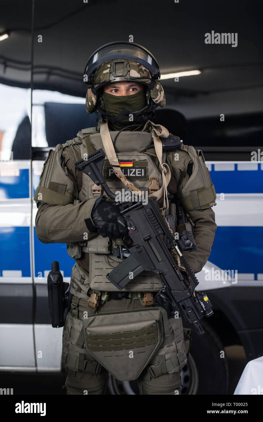 Mainz, Germany. 11th Mar, 2019. A SEK officer is holding his weapon ...