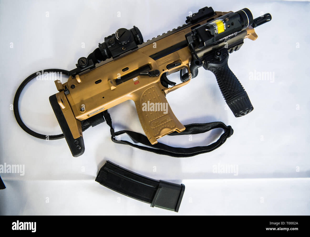 Mp with submachine gun hi-res stock photography and images - Alamy