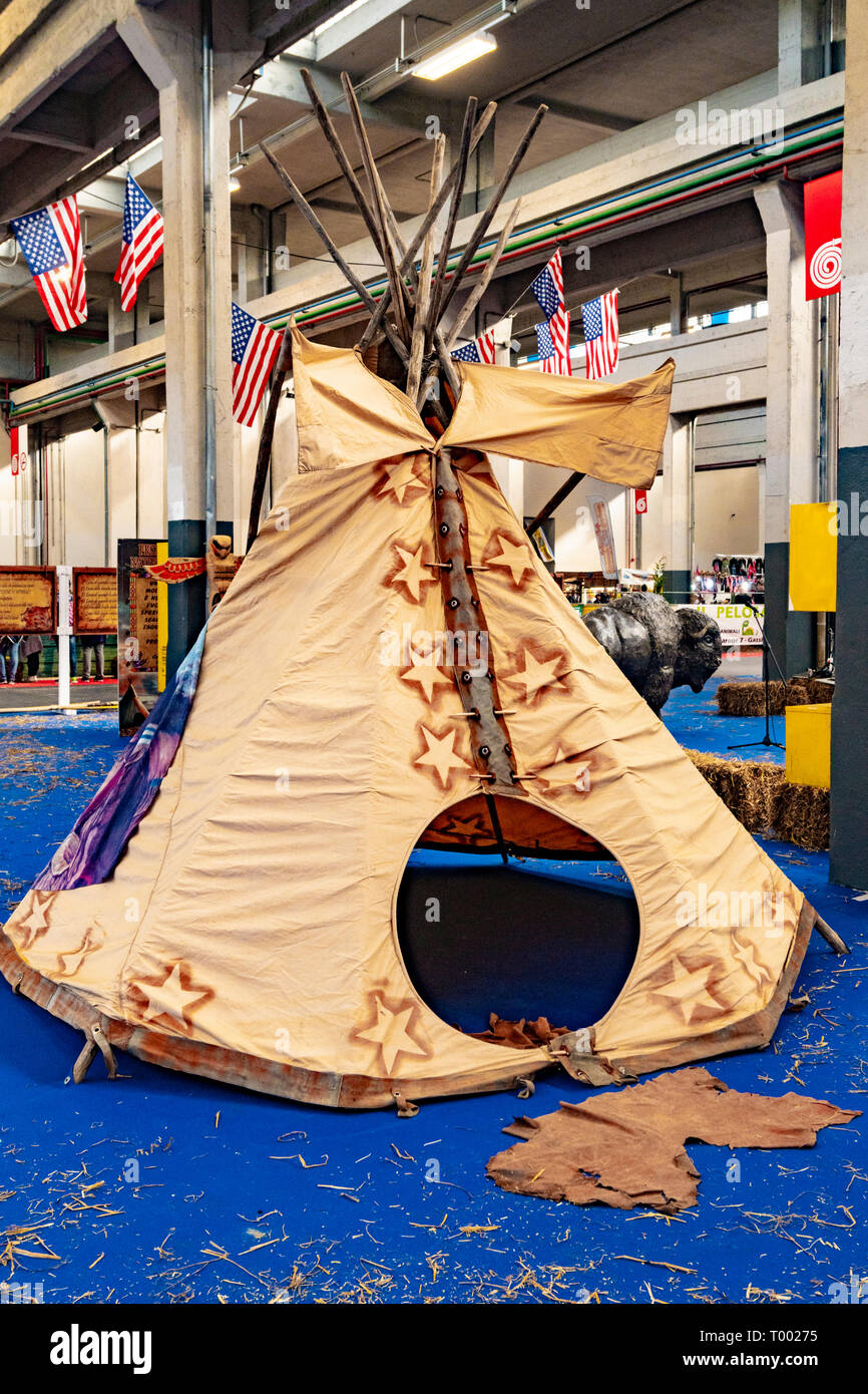 Native american huts hi-res stock photography and images - Alamy