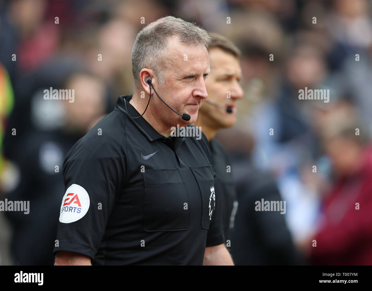 Epl referee hi-res stock photography and images - Alamy