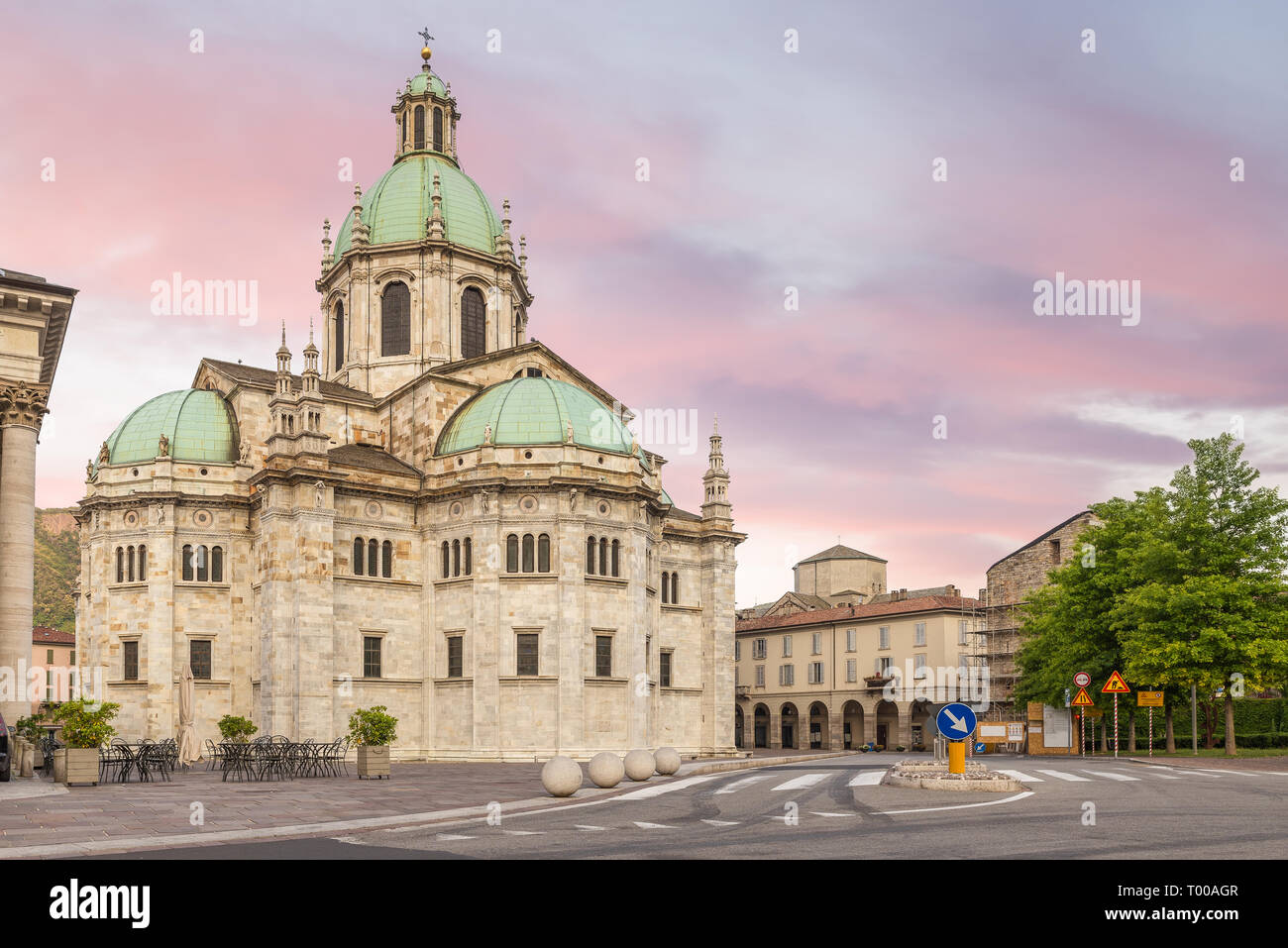Historic center of Como with the cathedral or Duomo of Como, Italy ...