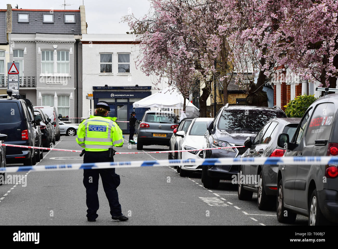 Police at the scene in fulham hi-res stock photography and images - Alamy