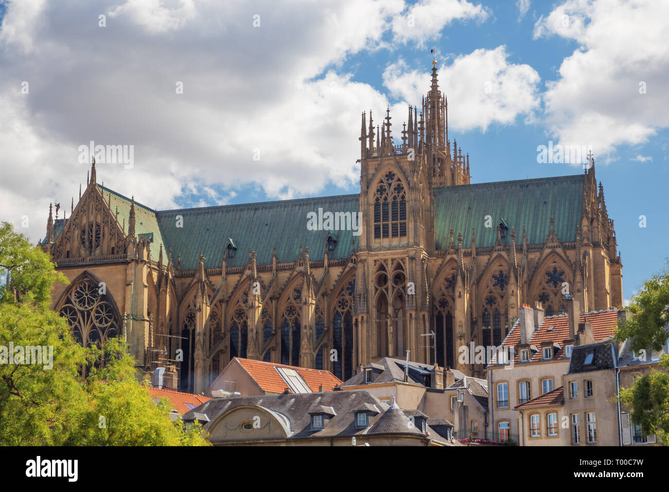 St. Stephen Cathedral emerging from behind some houses in Metz Stock ...