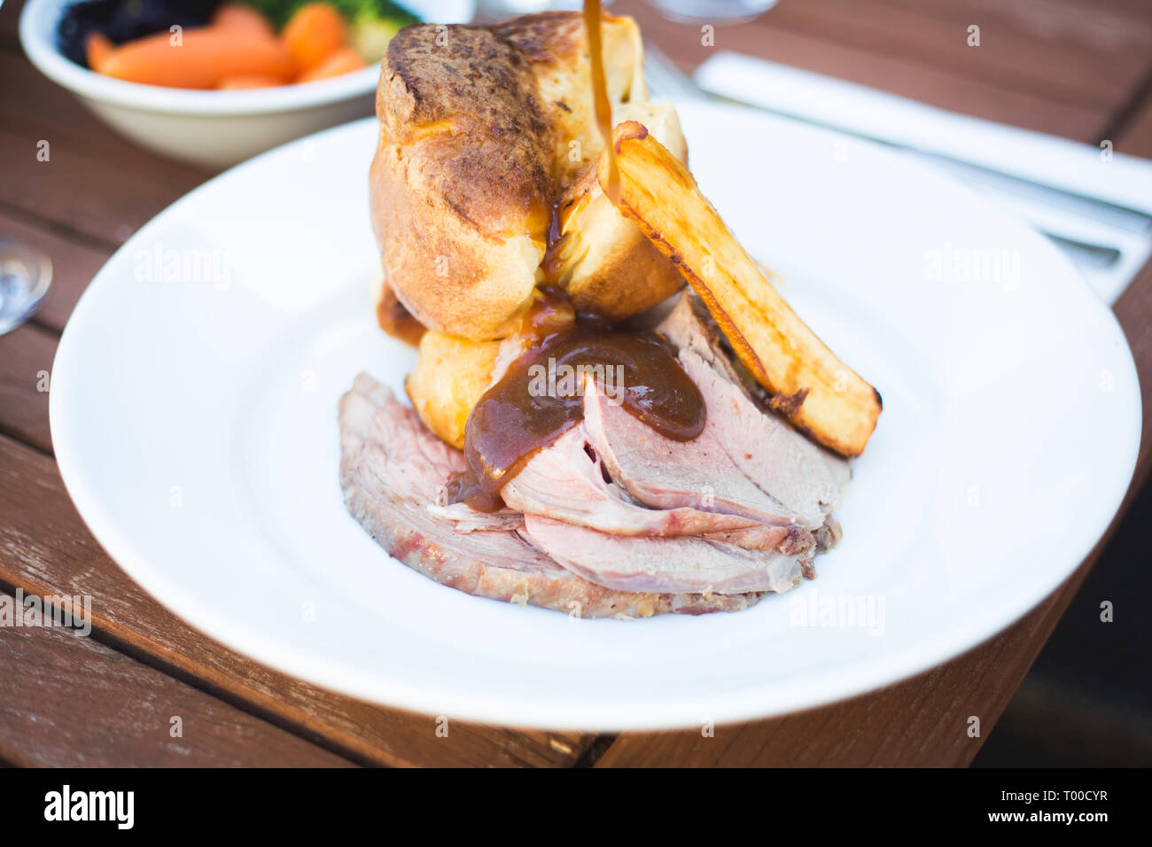 Sunday roast dinner pour gravy hi-res stock photography and images - Alamy