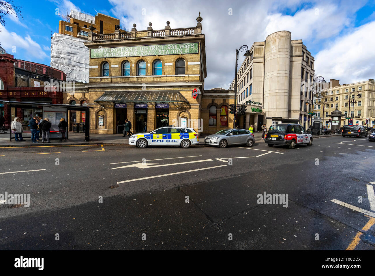 Old style london underground sign hi-res stock photography and images ...