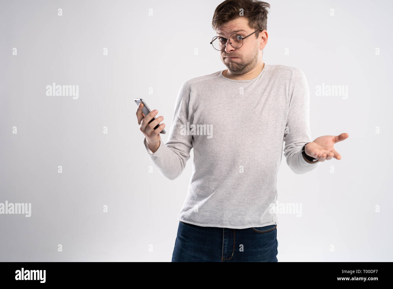 Confused face mobile hi-res stock photography and images - Alamy
