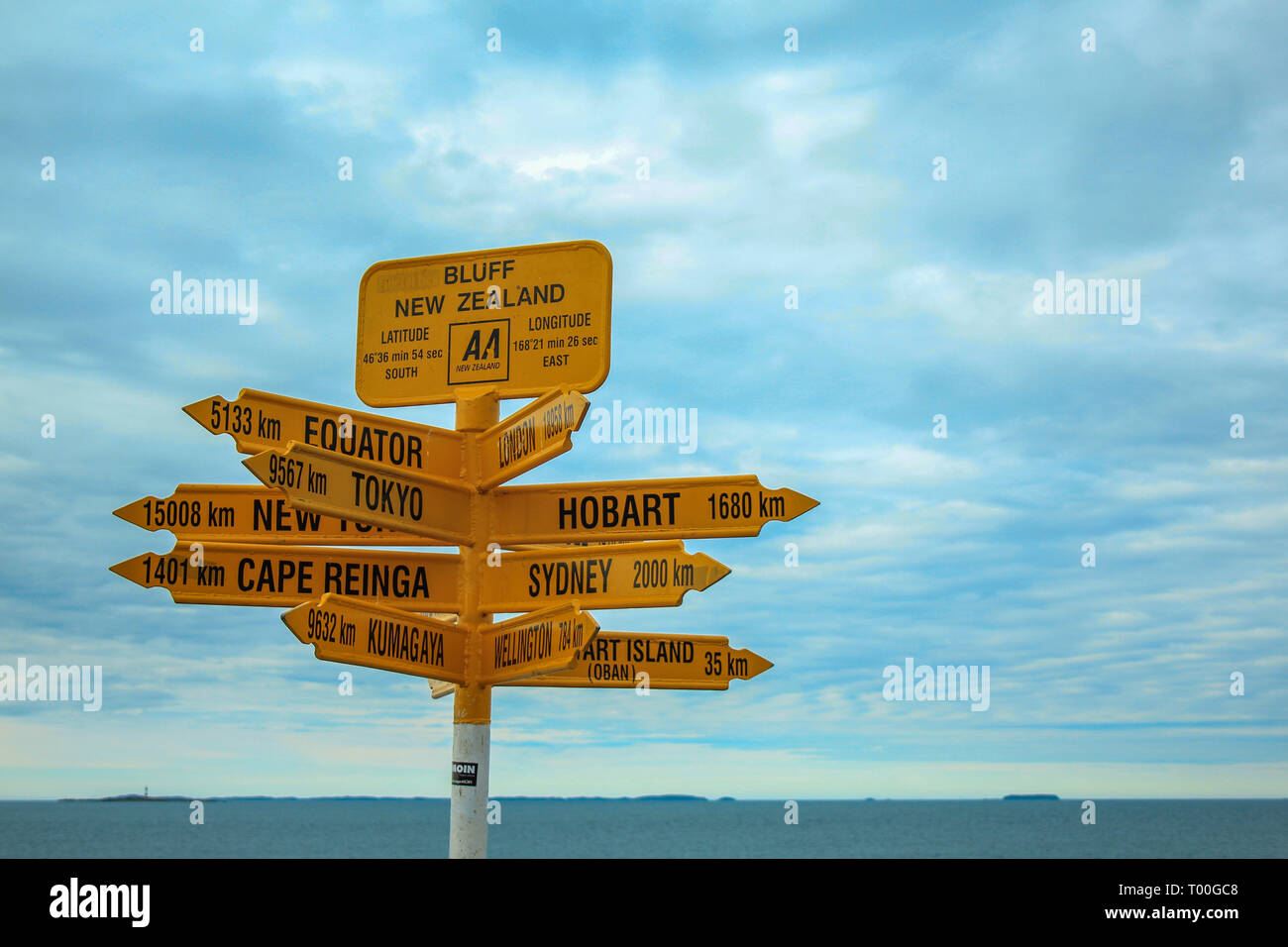 Direction sign post cities world hi-res stock photography and images ...
