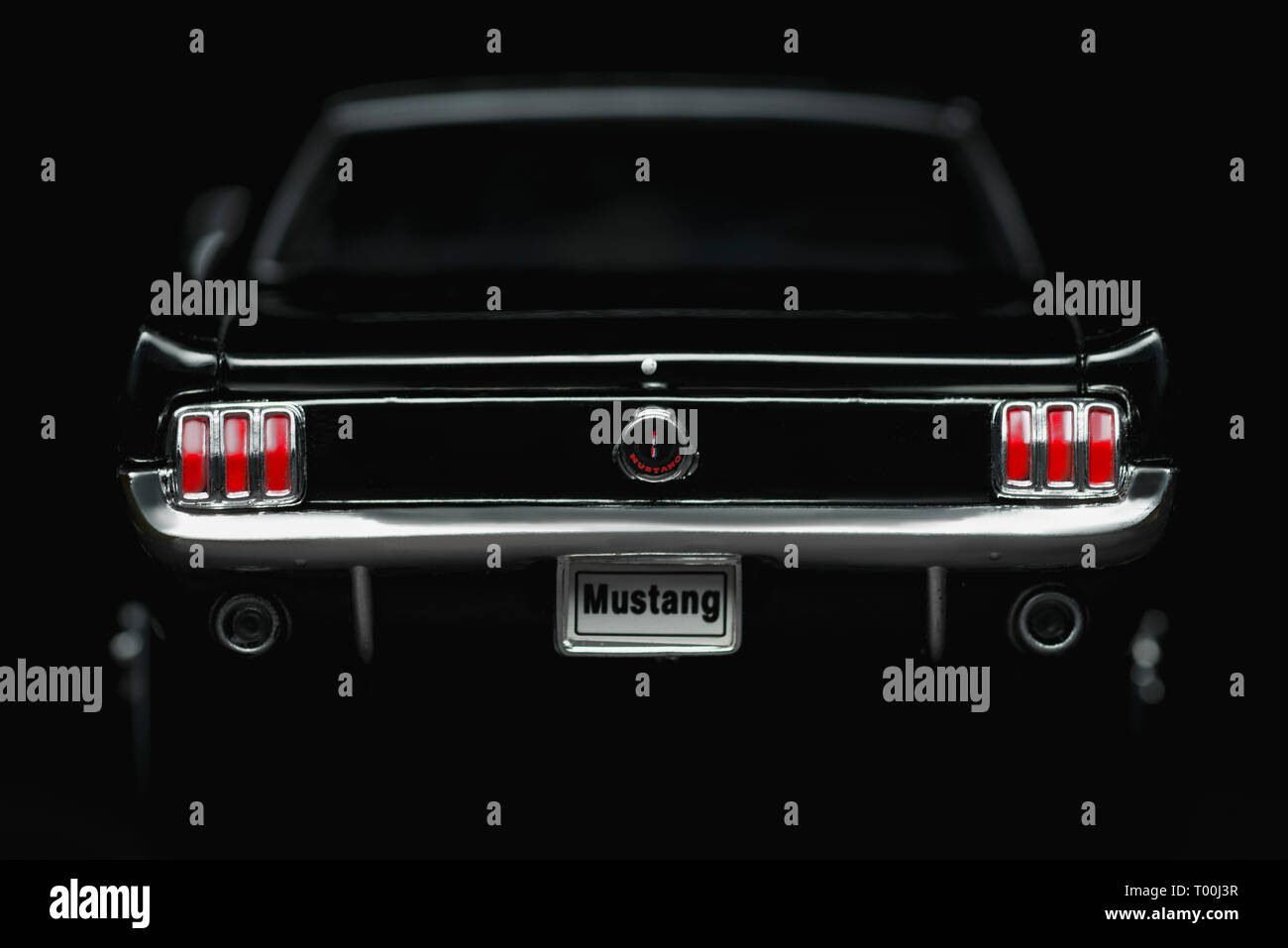 Side view of ford mustang hi-res stock photography and images - Alamy