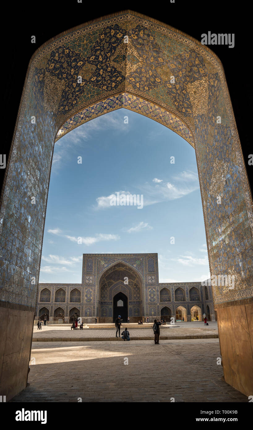 Isfahan mosque calligraphy hi-res stock photography and images - Alamy
