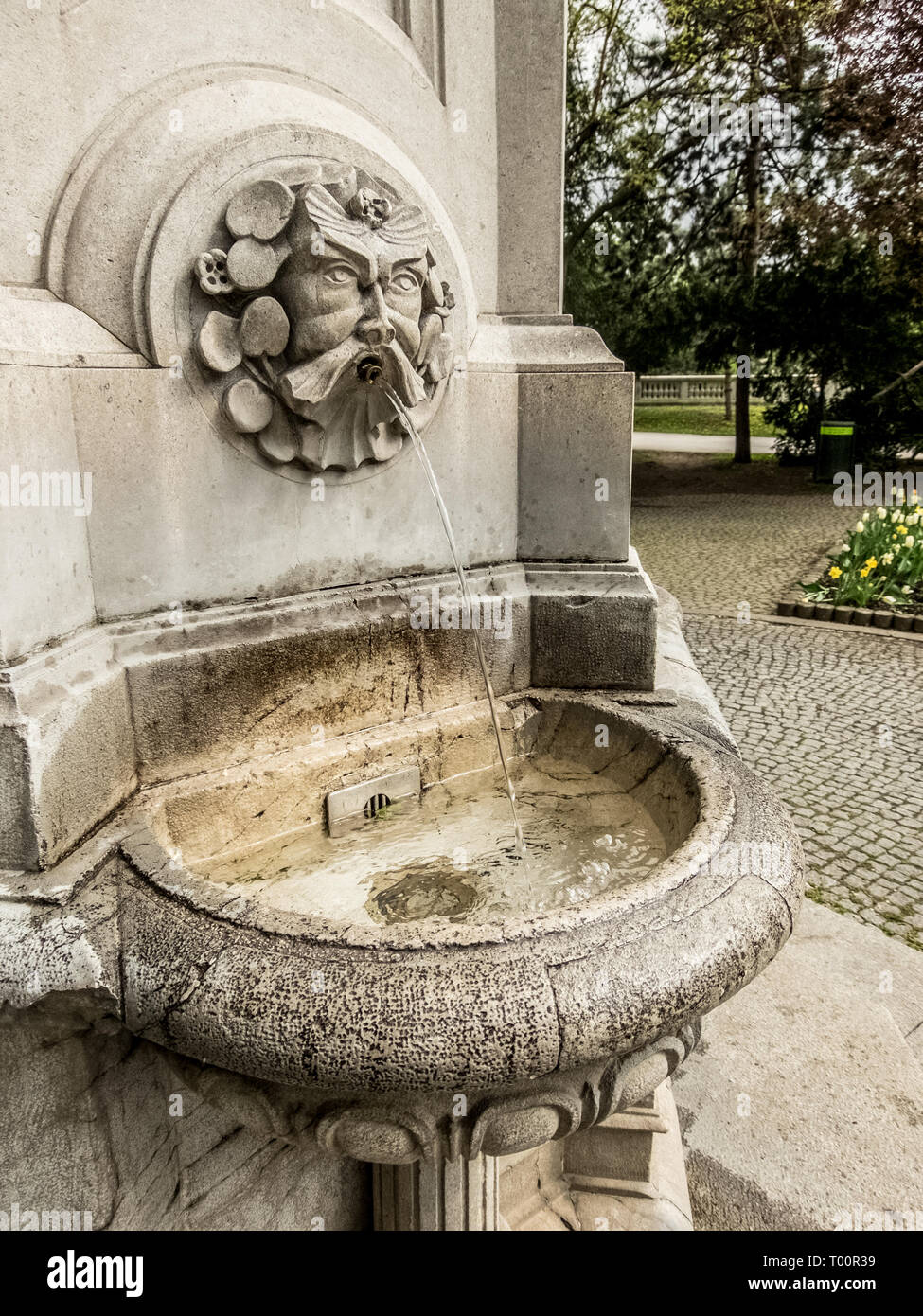 Public fresh water fountain in Stadtpark, Vienna Stock Photo - Alamy