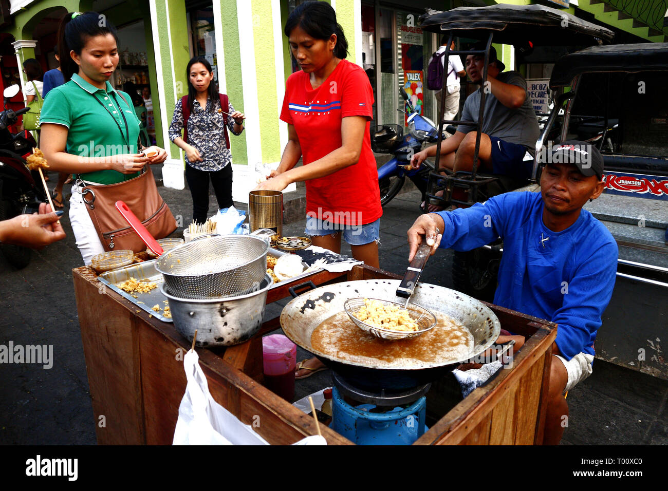 ANTIPOLO CITY, PHILIPPINES - MARCH 11, 2019: Street food vendors deep ...