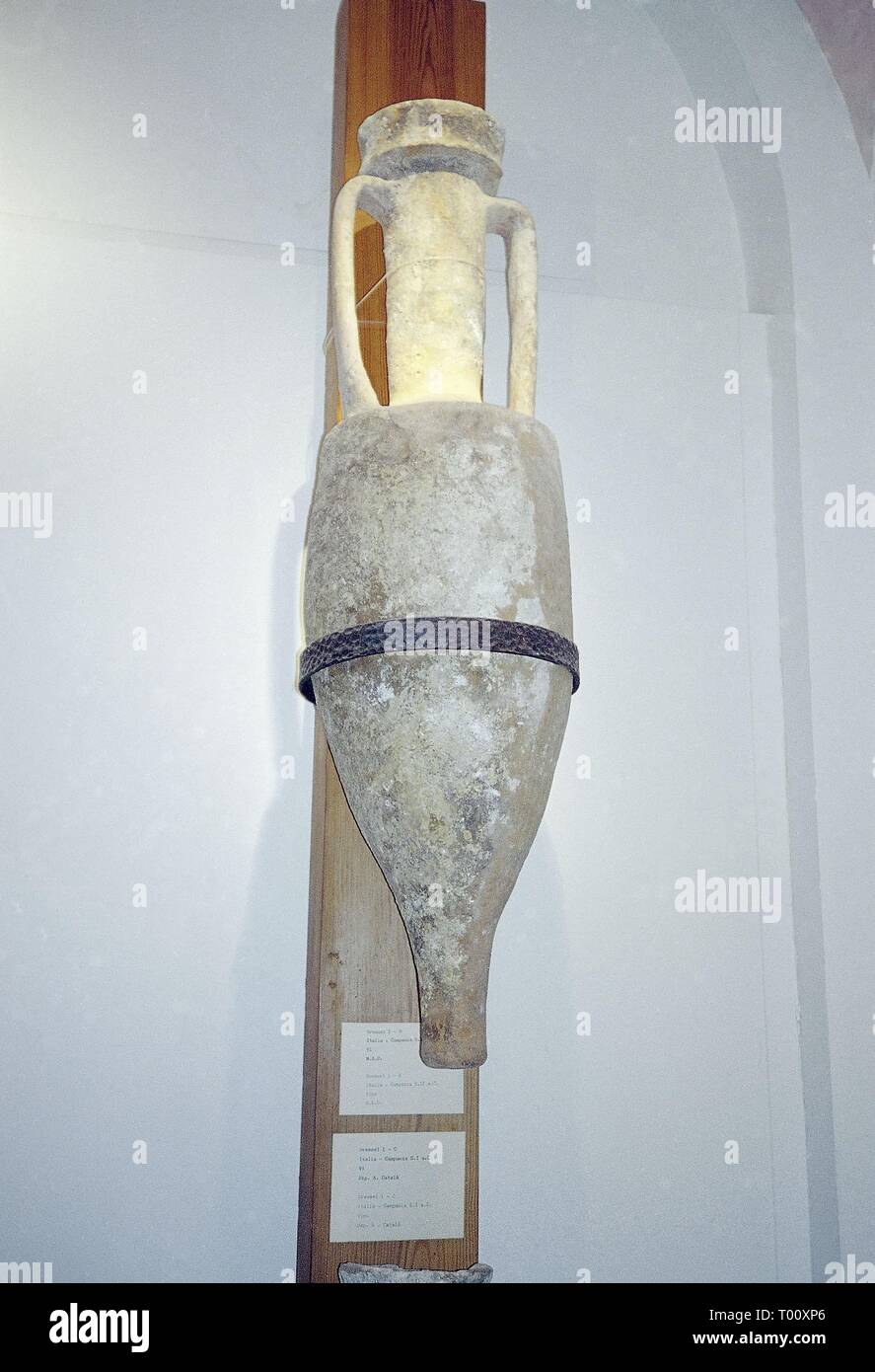 Anfora romana hi-res stock photography and images - Alamy