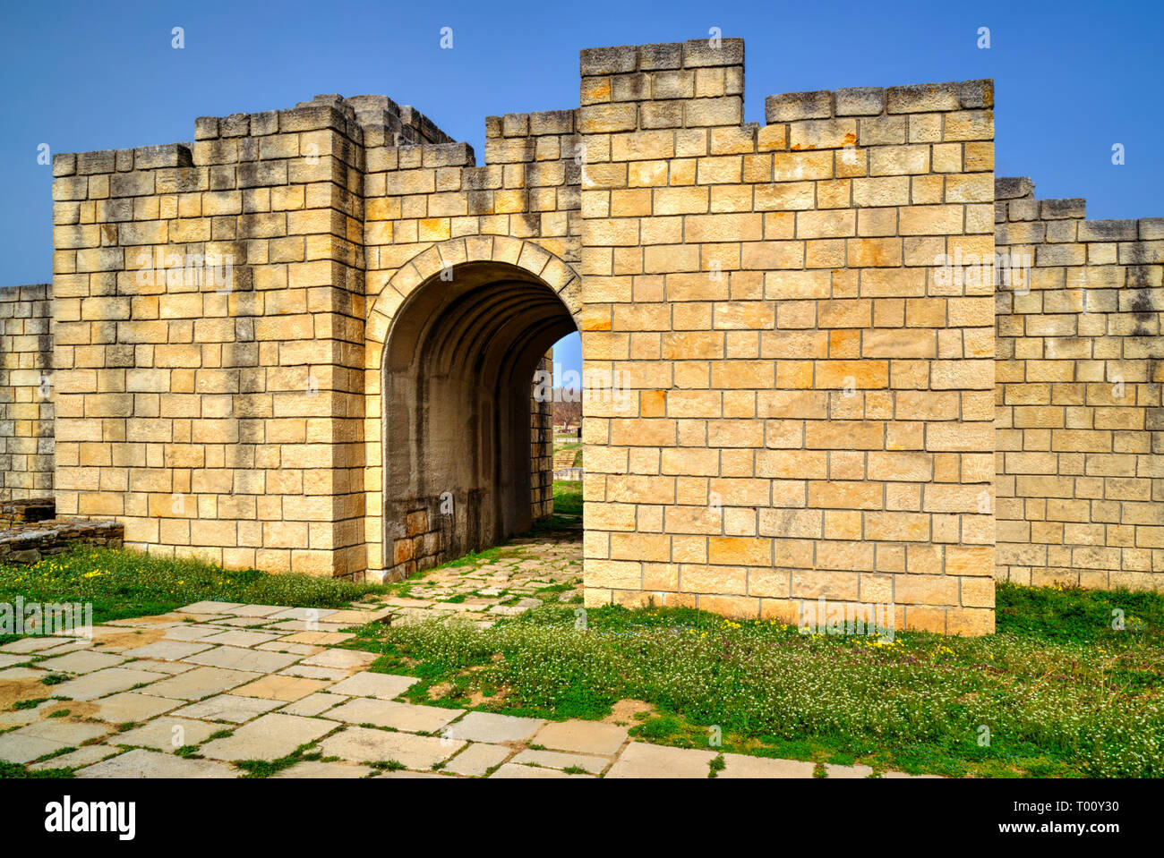 Solid stone wall and entrance of ancient fortress Stock Photo - Alamy