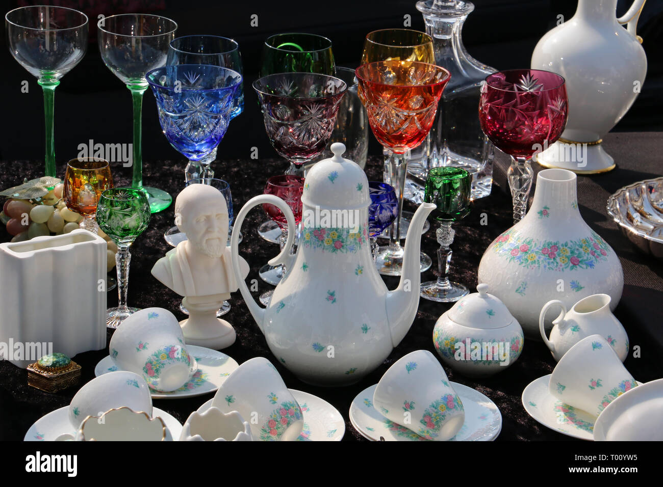 Flea market stall with different glasses and dishes Stock Photo - Alamy
