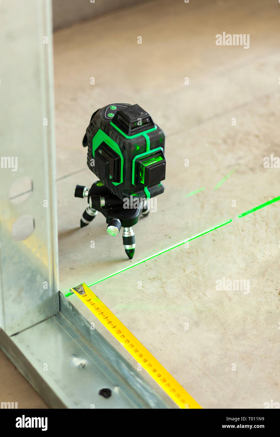 Laser level measuring tool for the installation of an aluminum ...