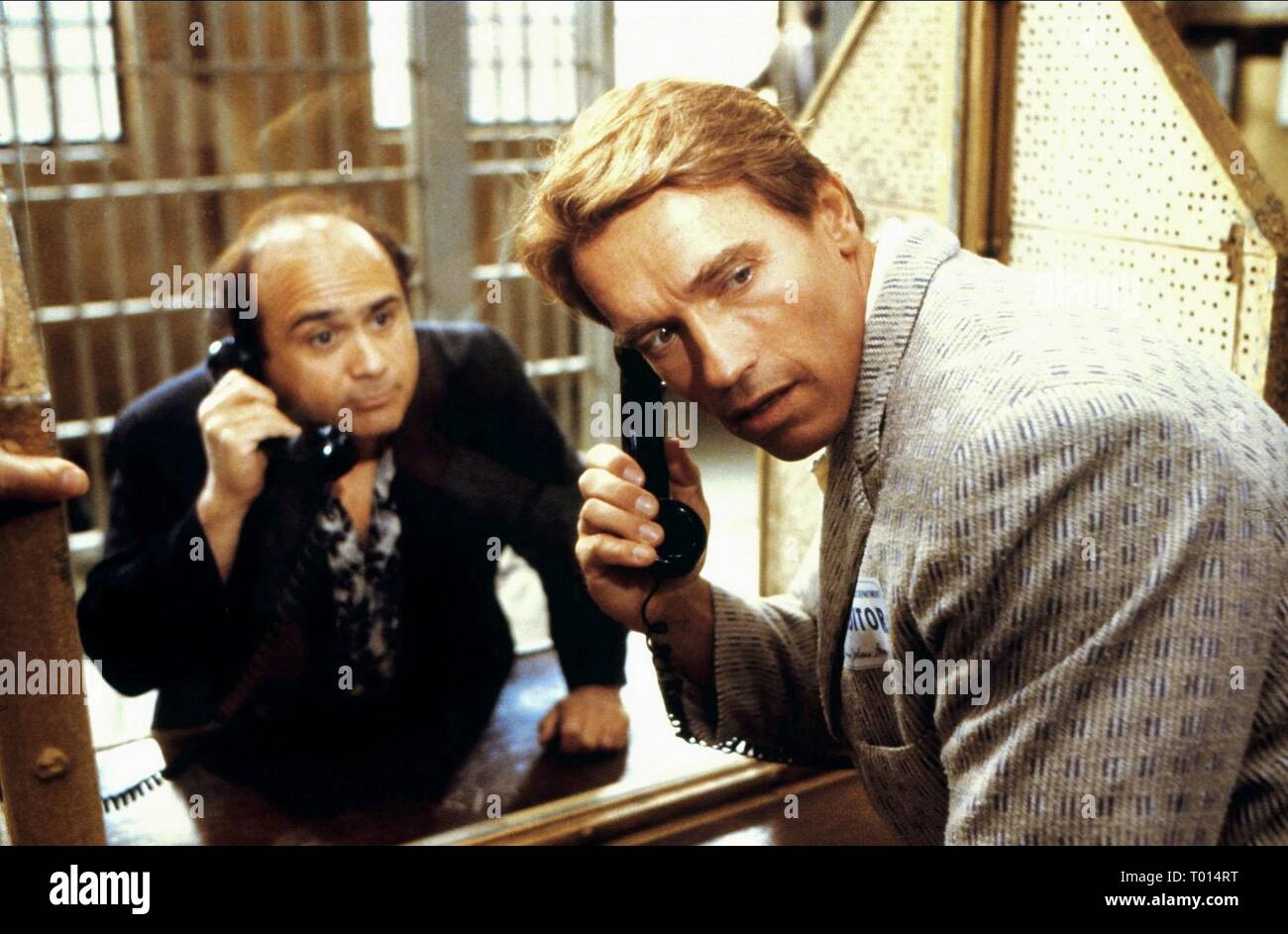 DANNY DEVITO, ARNOLD SCHWARZENEGGER, TWINS, 1988 Stock Photo - Alamy