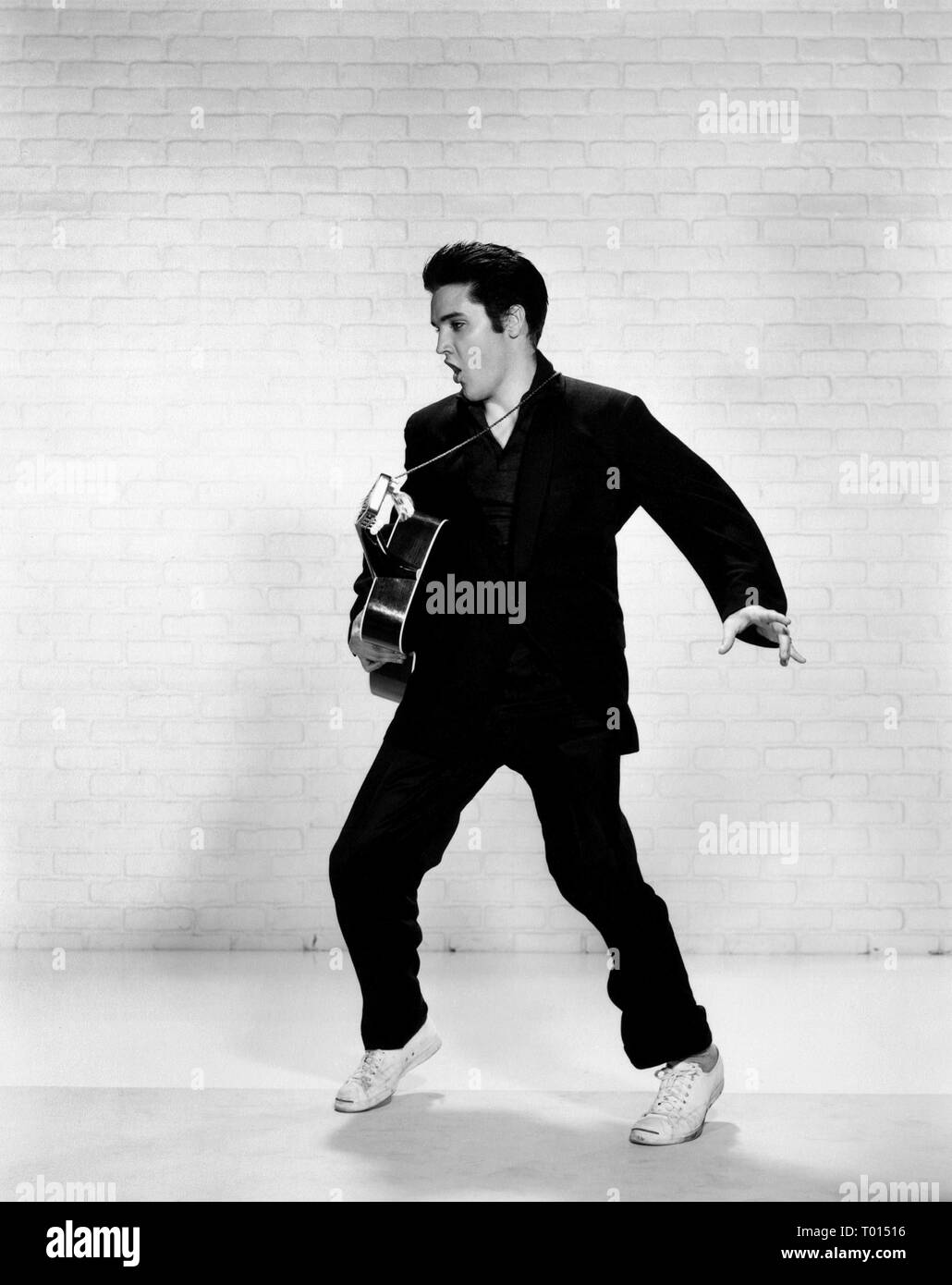 Elvis presley full length hi-res stock photography and images - Alamy