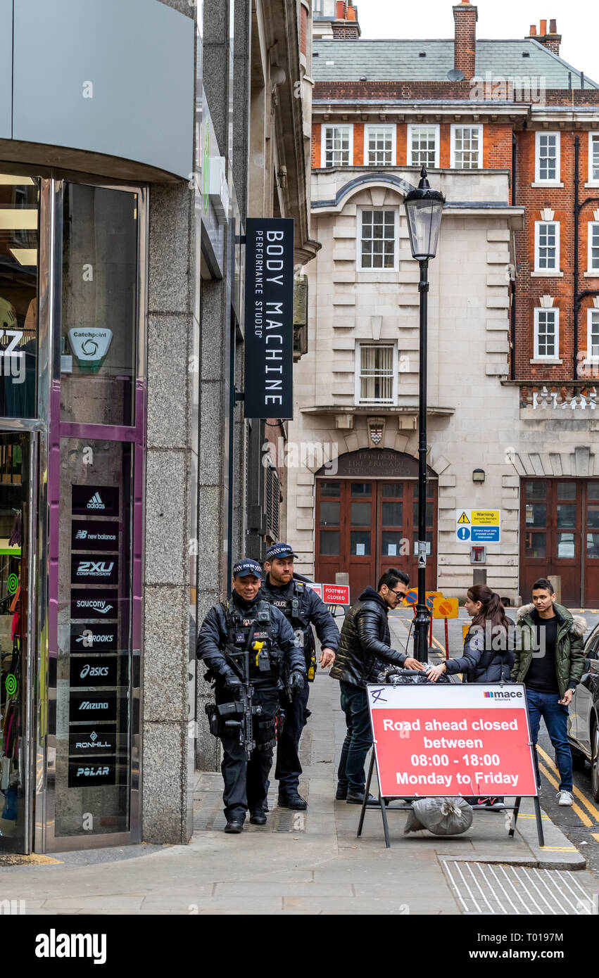 Metropolitan police firearms officers sco19 hi-res stock photography ...