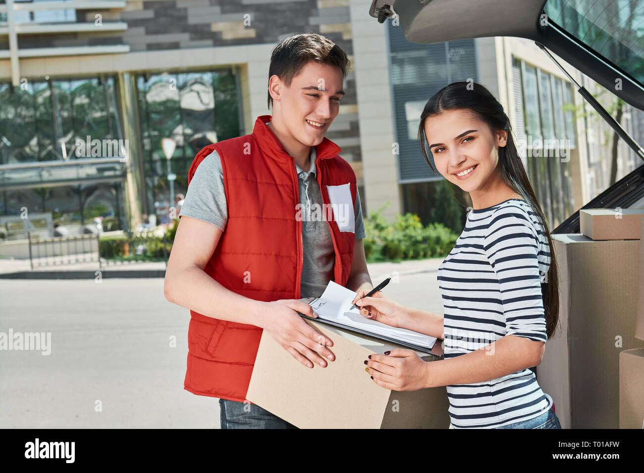 Signing for a parcel hi-res stock photography and images - Alamy