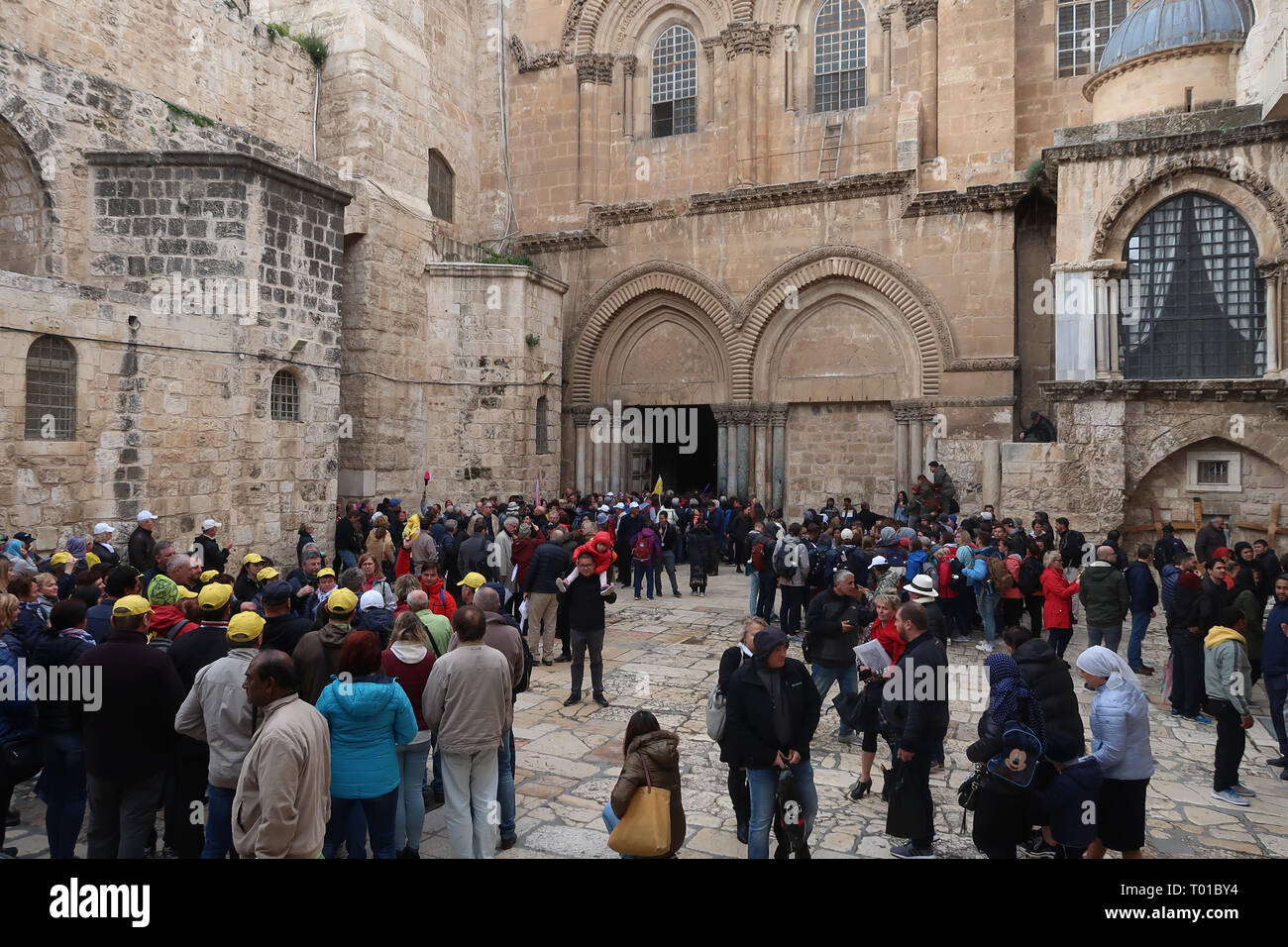 The parvis of the Church of Holy Sepulchre packed with tourists in the ...