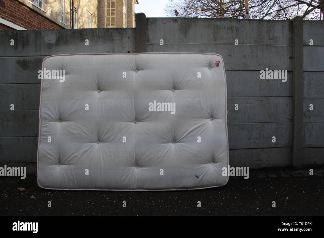 Abandoned mattress hi-res stock photography and images - Alamy