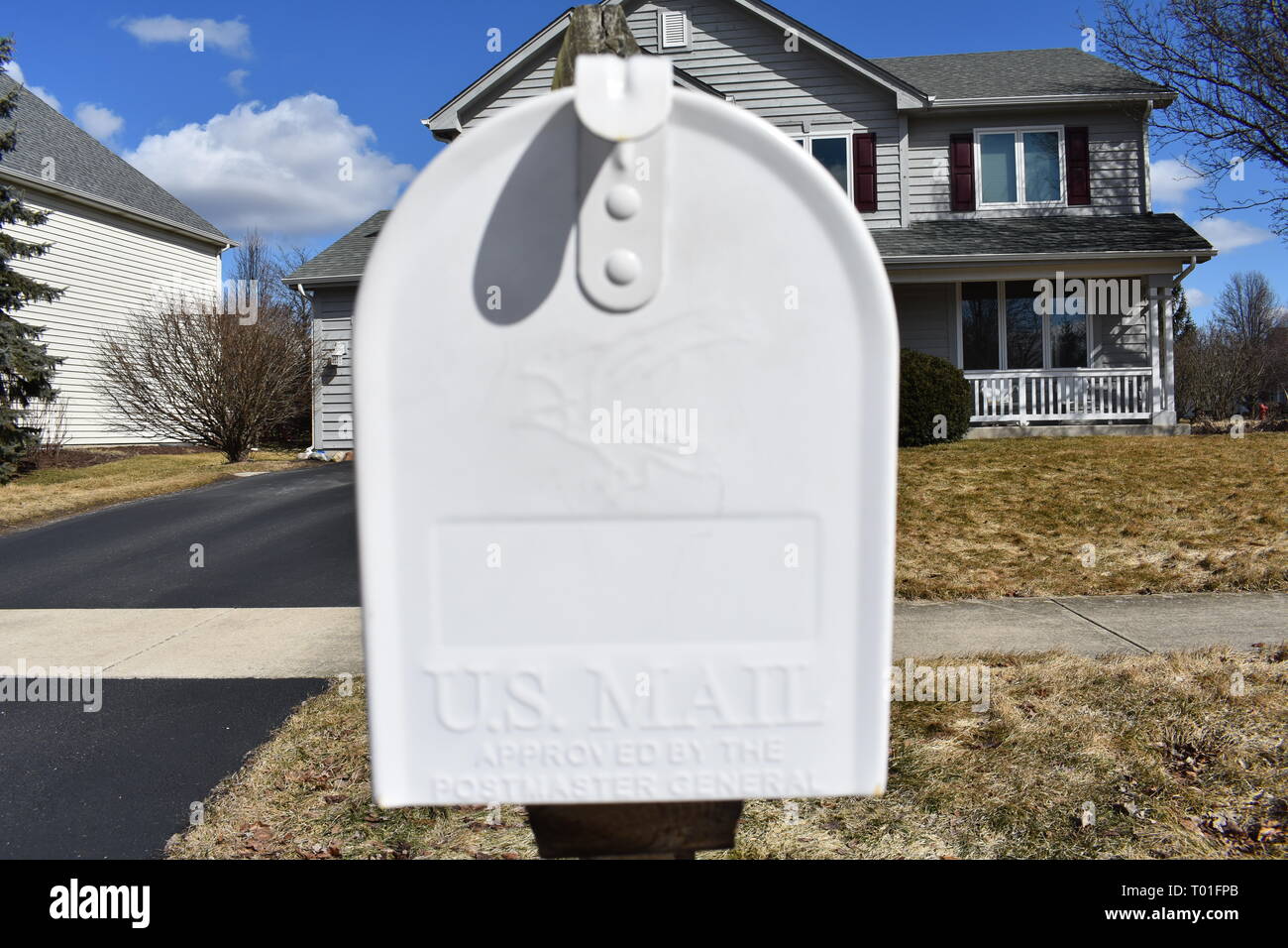 Red white blue mailbox hi-res stock photography and images - Alamy