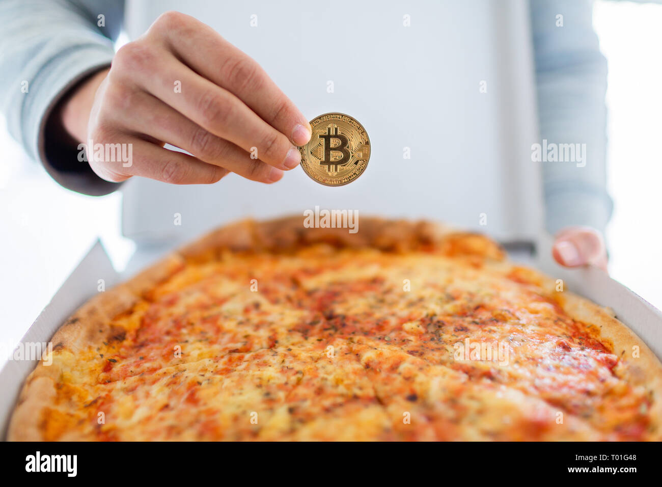 Bitcoin pizza day anniversary. The first reported exchange of ...