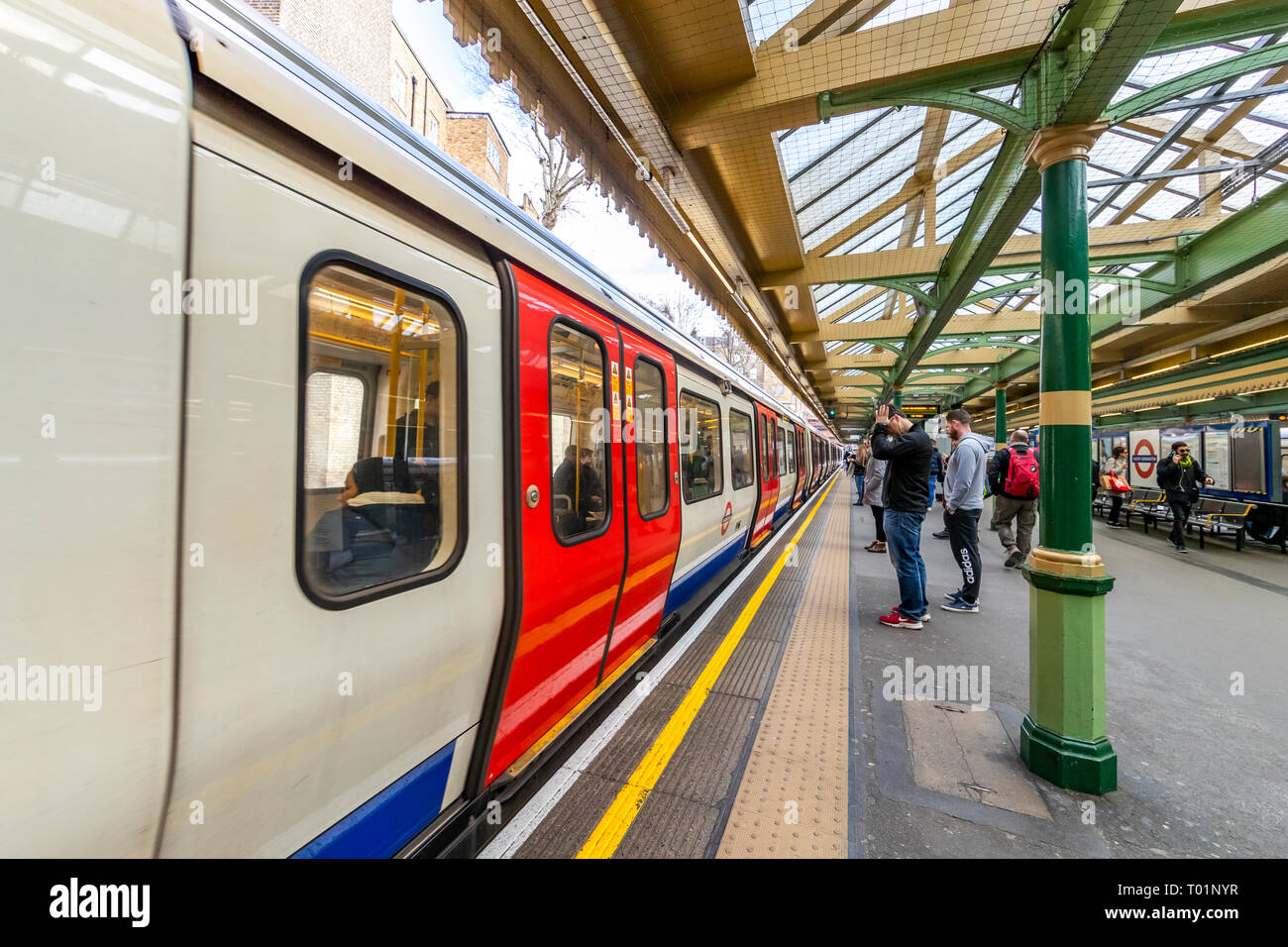 Tube lines underground stations hi-res stock photography and images - Alamy