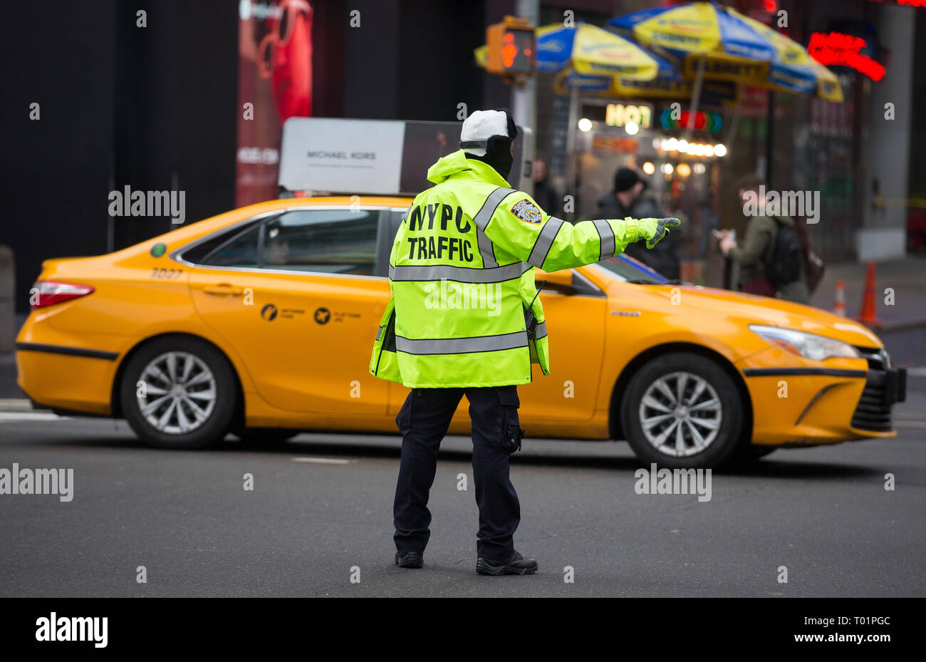 Traffic cop at intersection in new york hi-res stock photography and ...