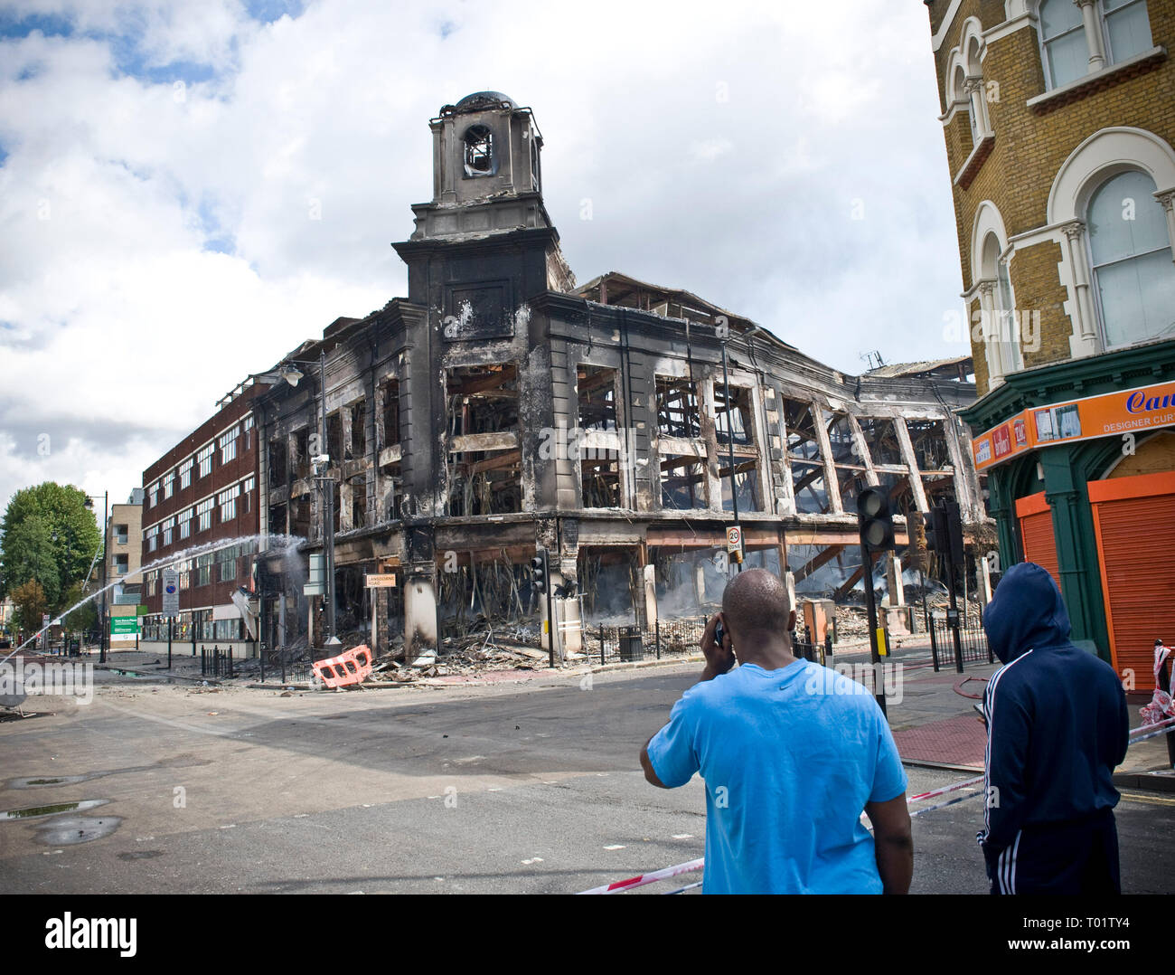 Aftermath of the Tottenham riots . Local residents survey the damage ...