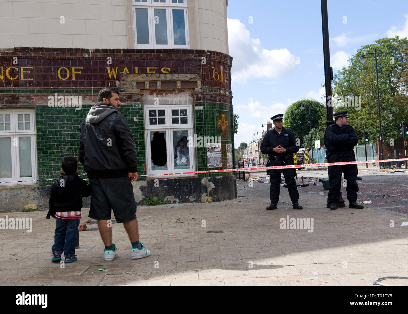 Tottenham riots crowd hi-res stock photography and images - Alamy