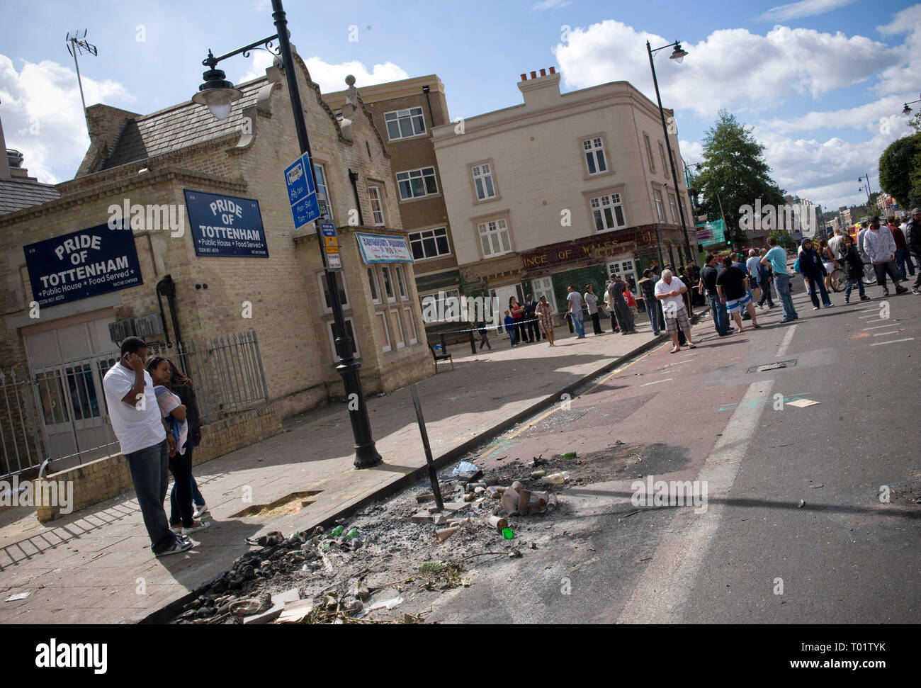 Aftermath of the Tottenham riots . Local residents survey the damage ...