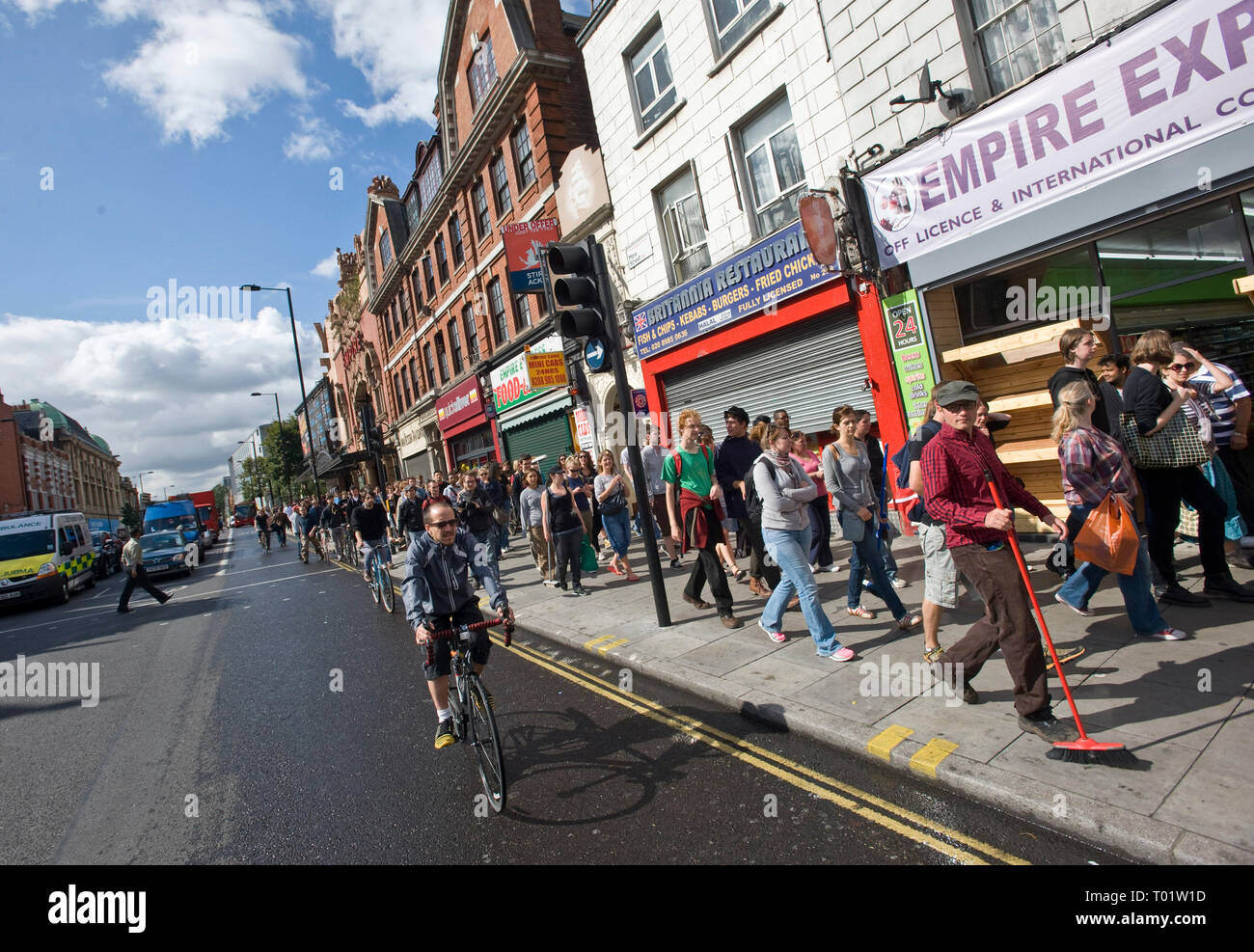 London riot clean up hi-res stock photography and images - Alamy