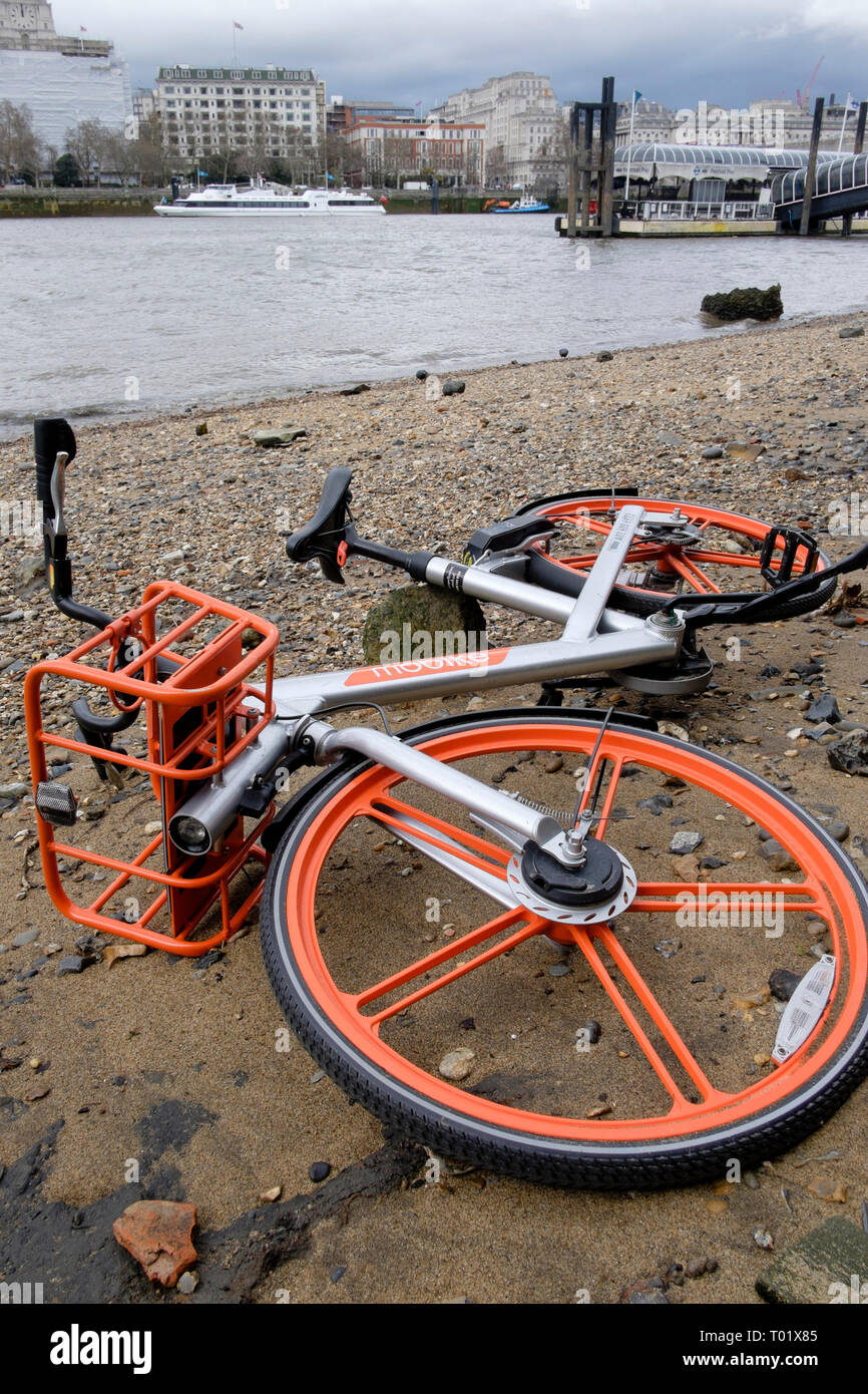 Mobike cycle sharing scheme bike abandoned on foreshore of River Thames ...