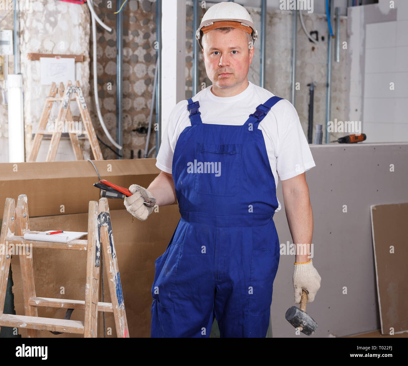 Portrait of construction worker ready for building and repair works ...