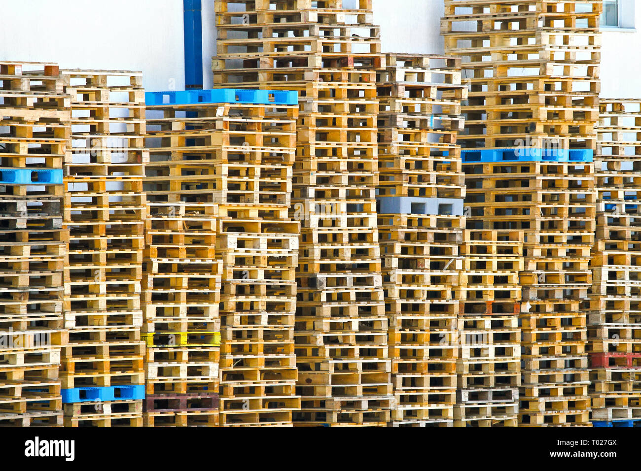 Big stack of wooden pallets for logistic Stock Photo - Alamy
