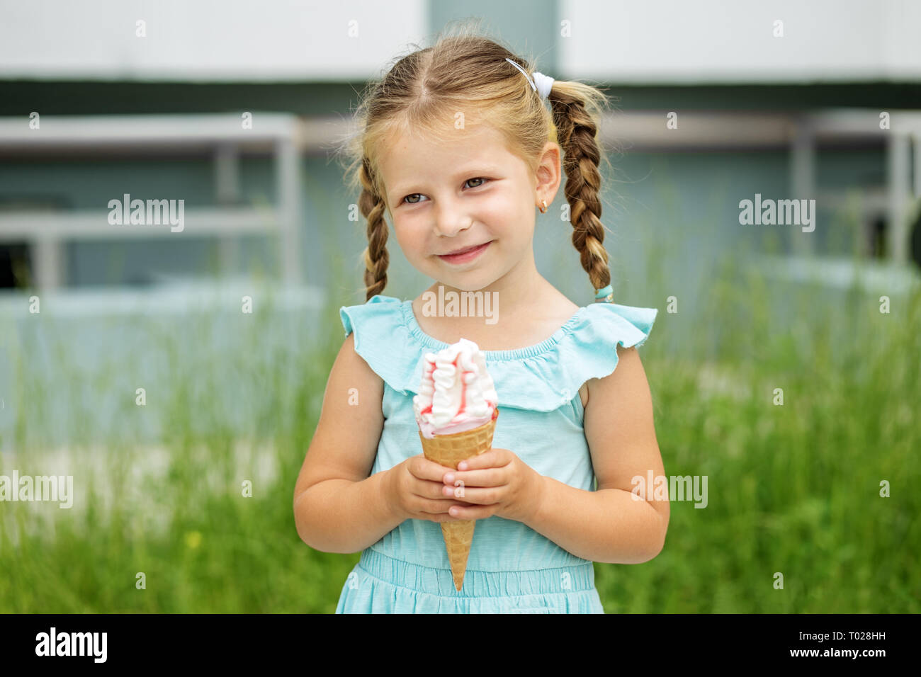 Girl with ice cream on face hi-res stock photography and images - Alamy