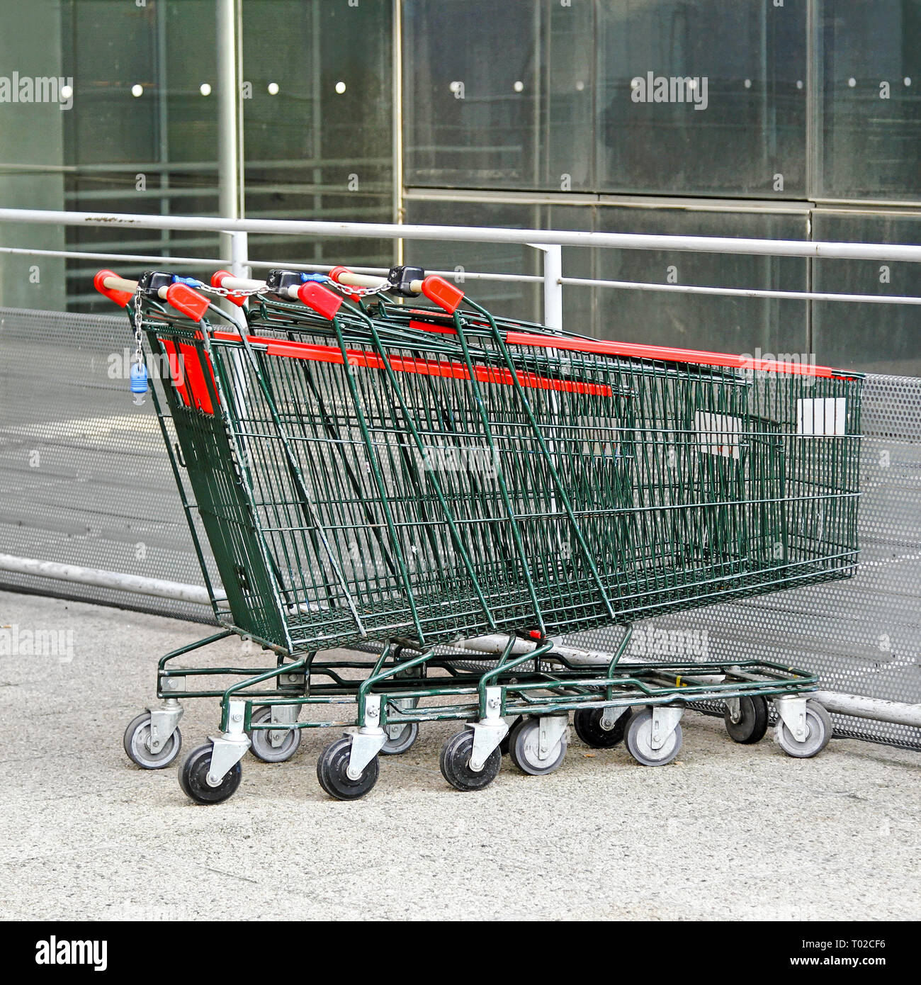 Empty shopping carts hi-res stock photography and images - Alamy