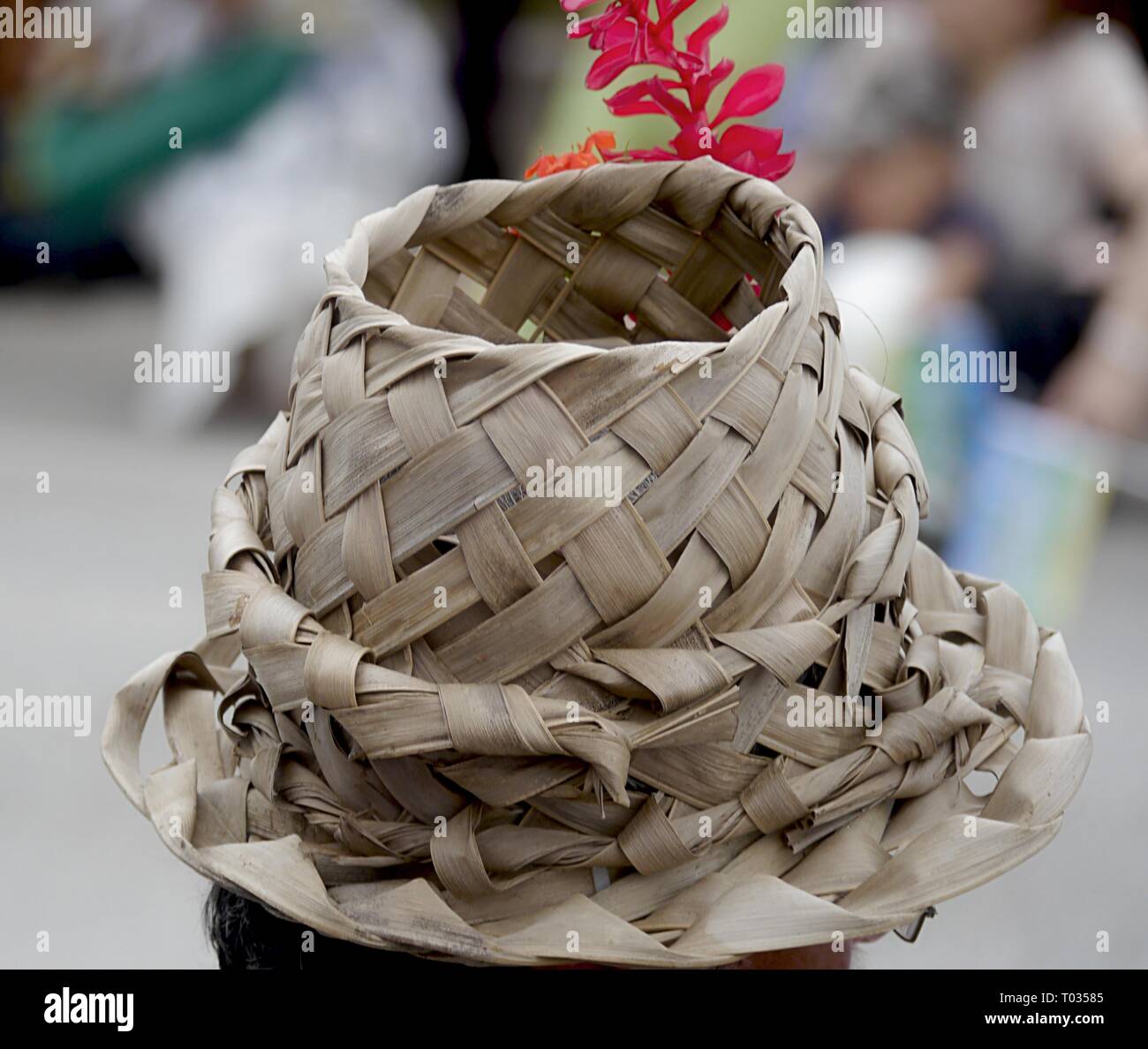Handmade green palm leaf hat hi-res stock photography and images - Alamy