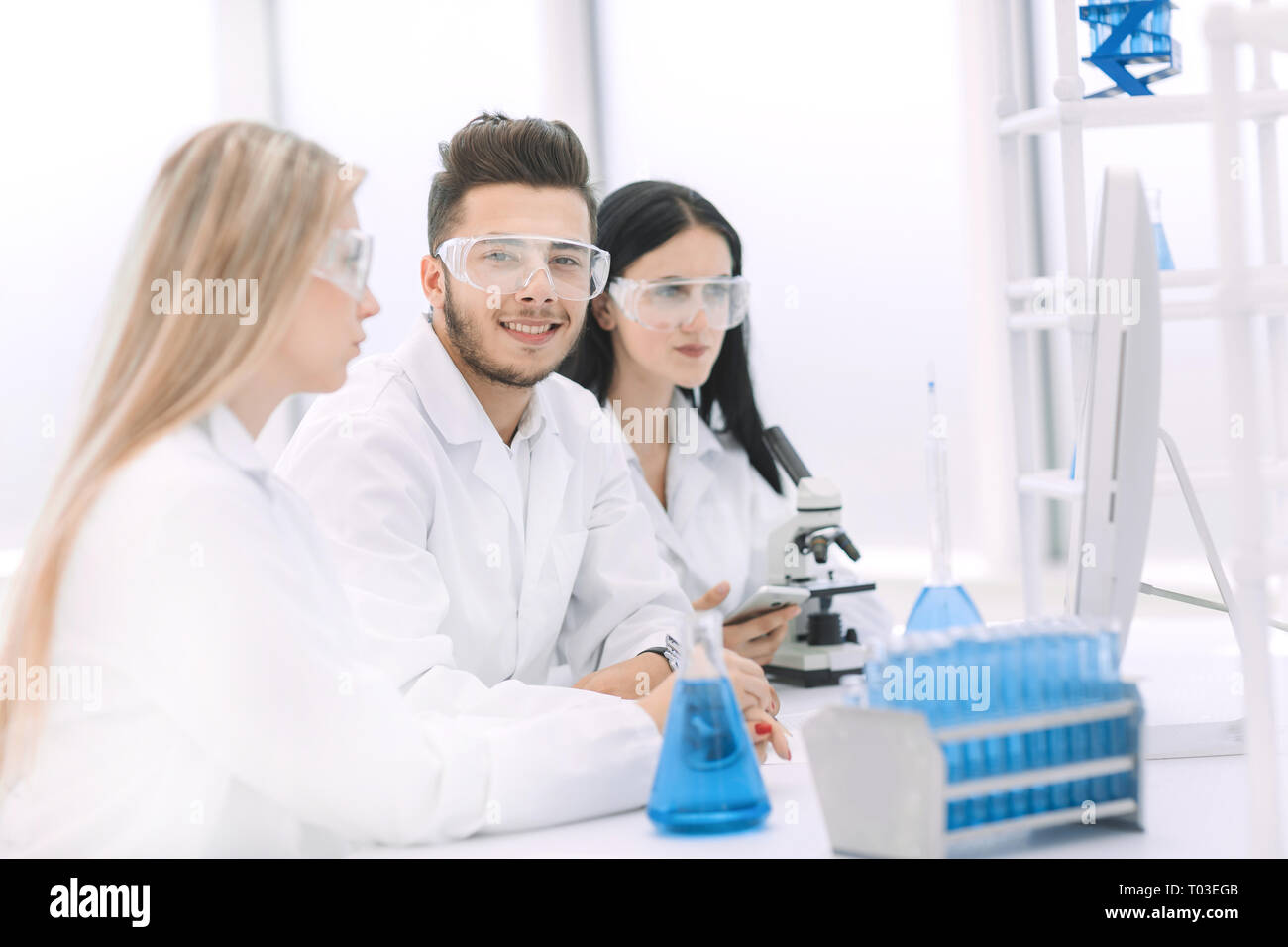 Team of scientists computer hi-res stock photography and images - Alamy