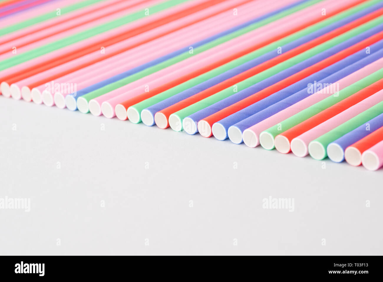 Colour paper straws hi-res stock photography and images - Alamy