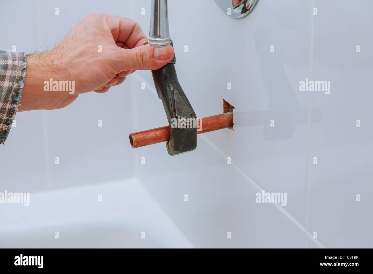 Worker cuts the copper pipe with a brass pipe trimming Stock Photo - Alamy